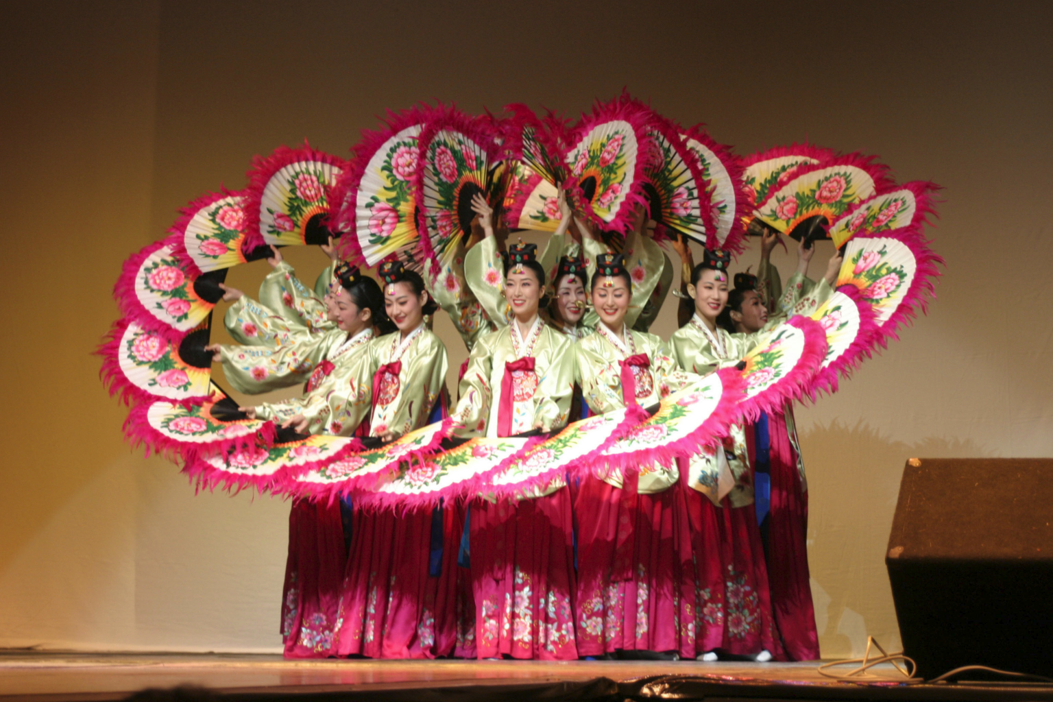 The Artistry of Fan Dance: A Captivating Display of Grace and Color ...
