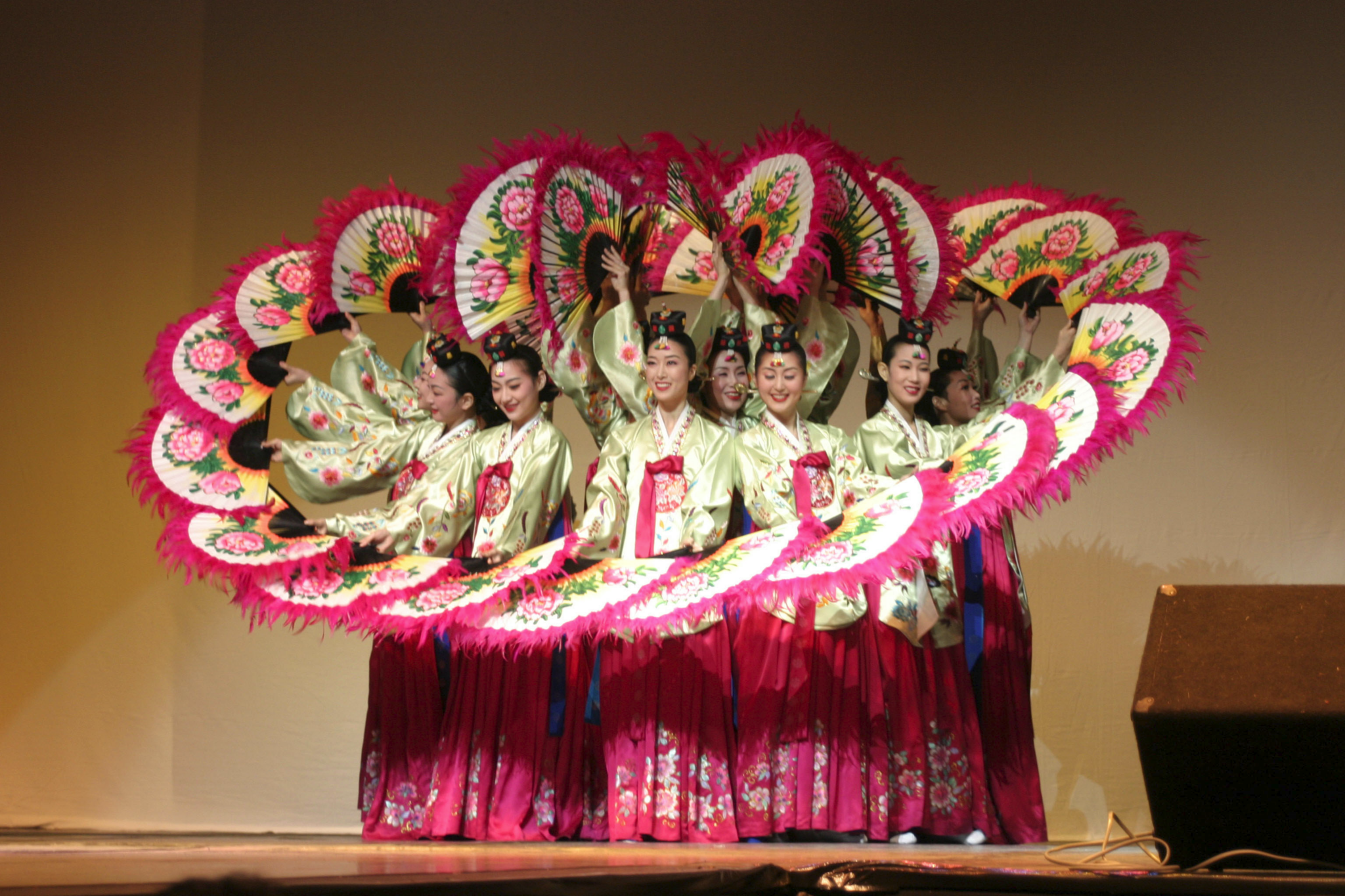The Artistry of Fan Dance: A Captivating Display of Grace and Color ...